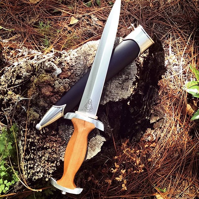 This BOK121550, BOKER Swiss Dagger shows expert craftsmanship due to t