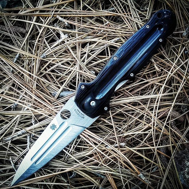 The Sypderco Euro Edge C215GP Knife. It is a dragger style knife that