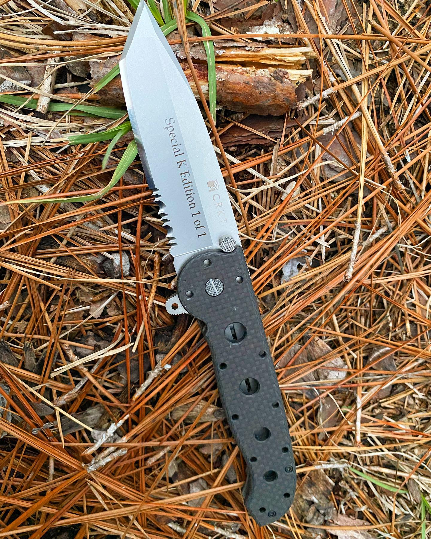 Columbia River CRM16-14F carbon fiber knife with half serrated and Tan