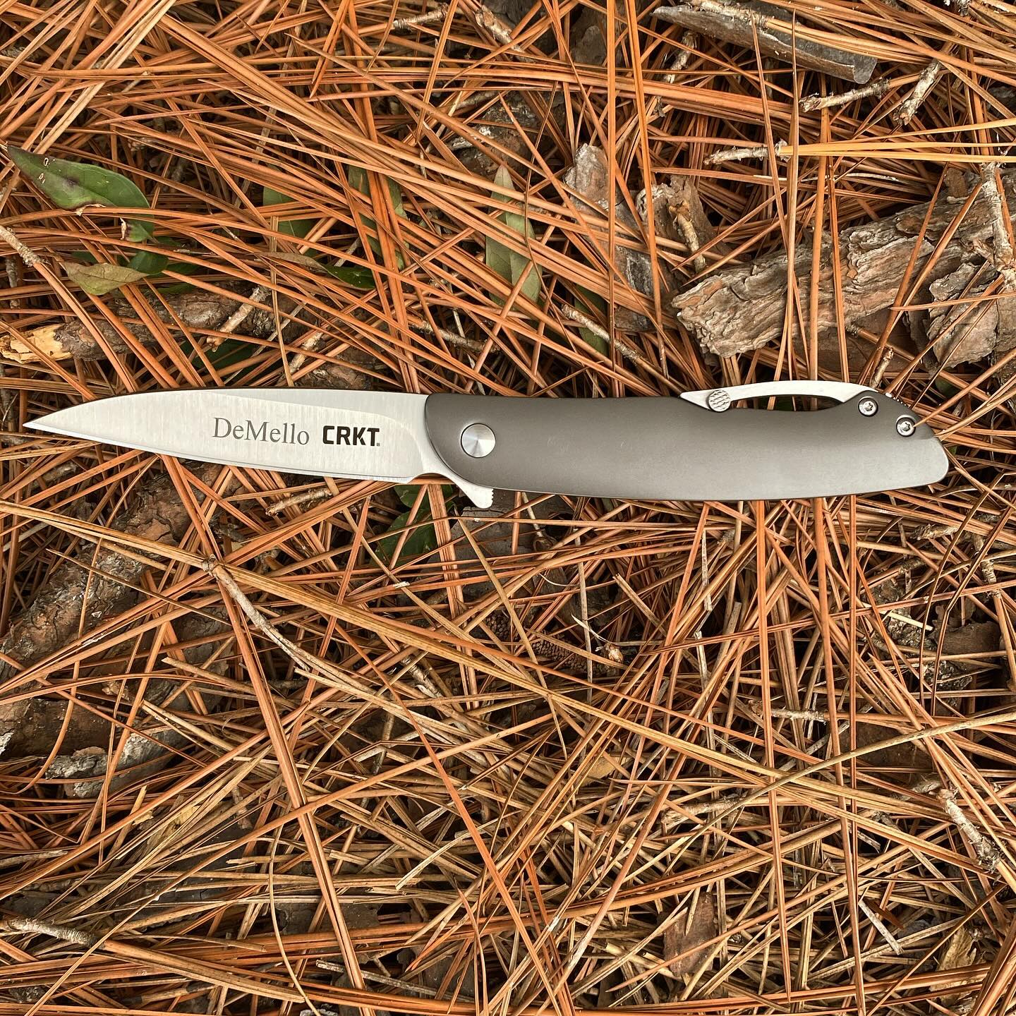 CRKT Ken Onion Swindle CRK240XXP plain edge knife. Handle is made of 2